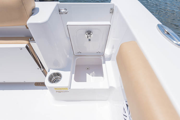 Open 232 Center Console · Features | Sportsman Boats